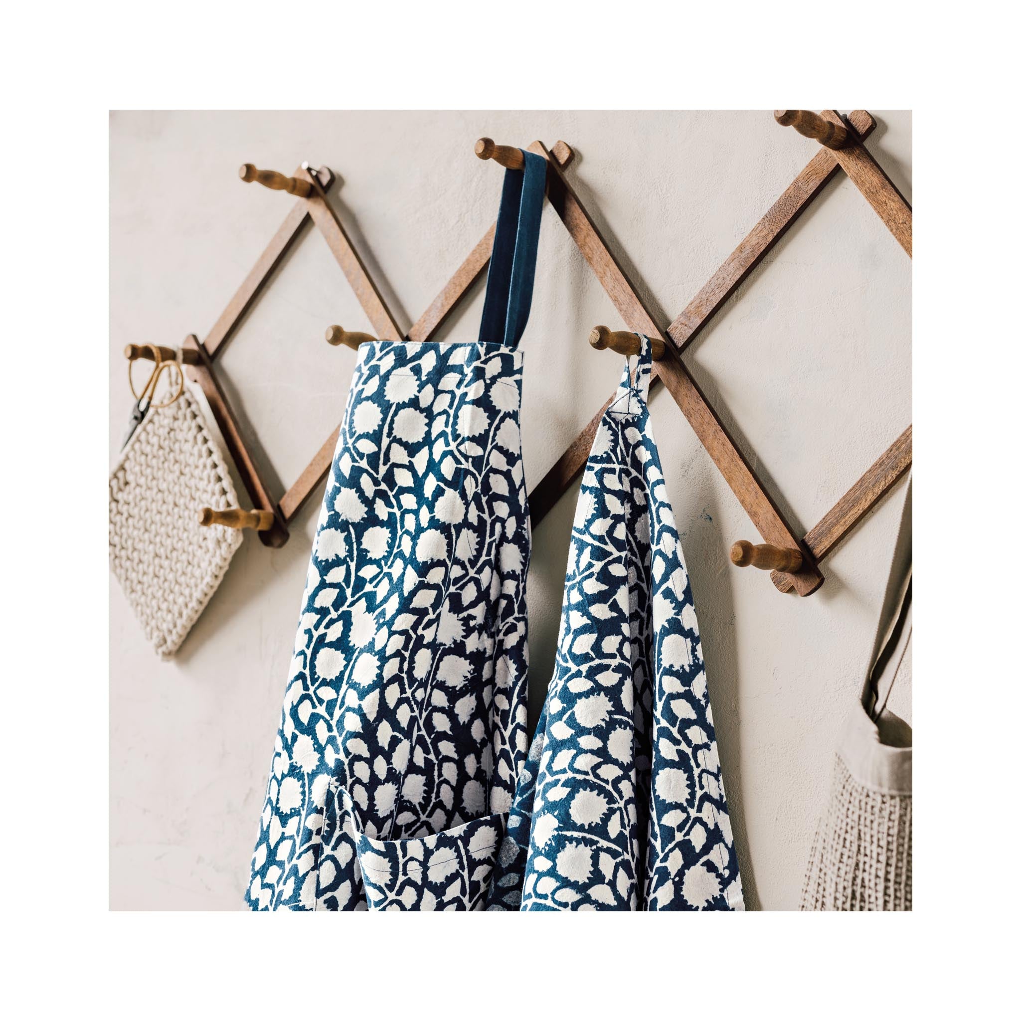 Vinebloom Block Print Apron– Greentail Table